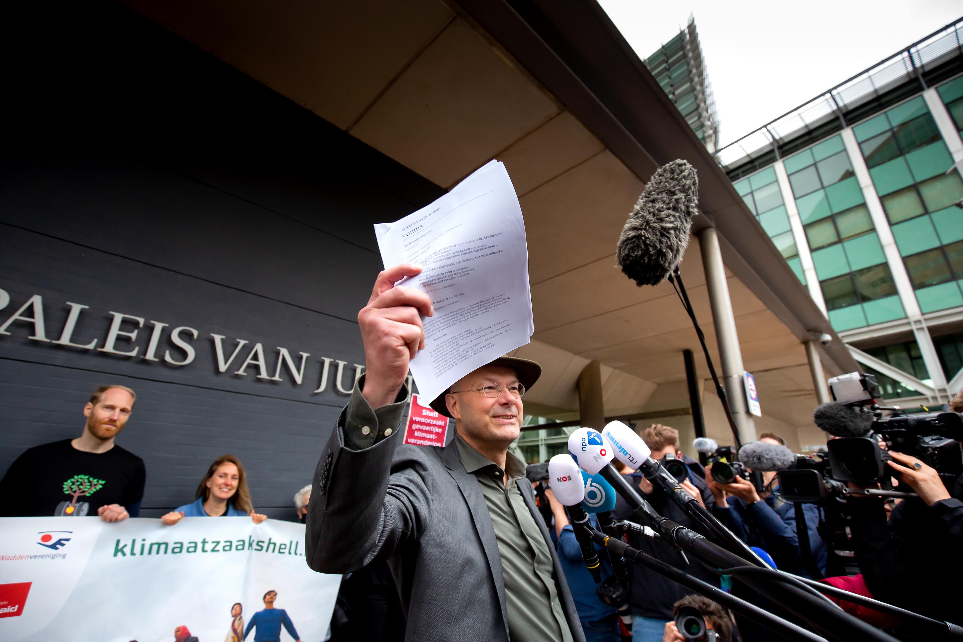 Historic victory: judge forces Shell to drastically reduce CO2 ...